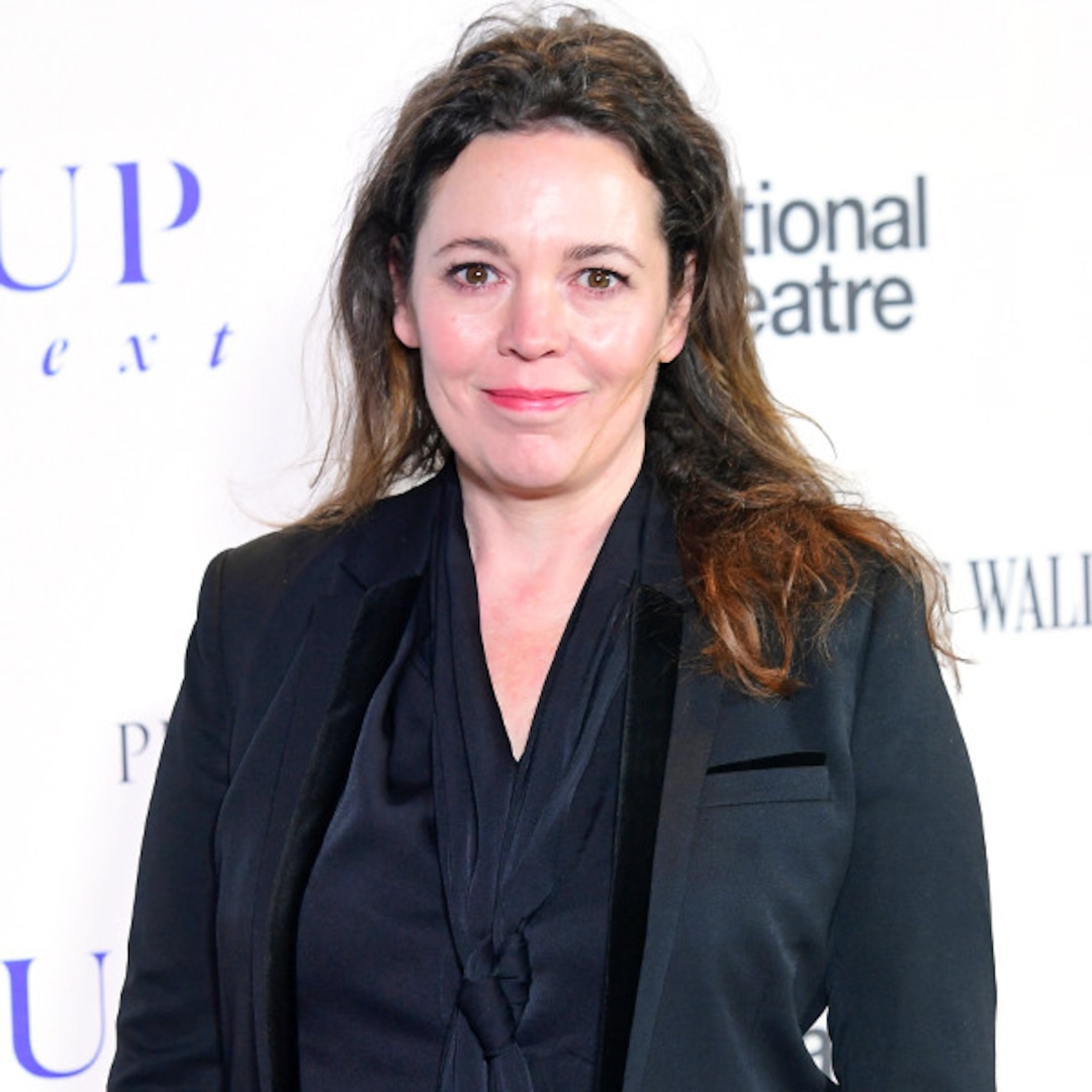 The Crown First Look Olivia Colman Is Queen Elizabeth Ii E Online Au
